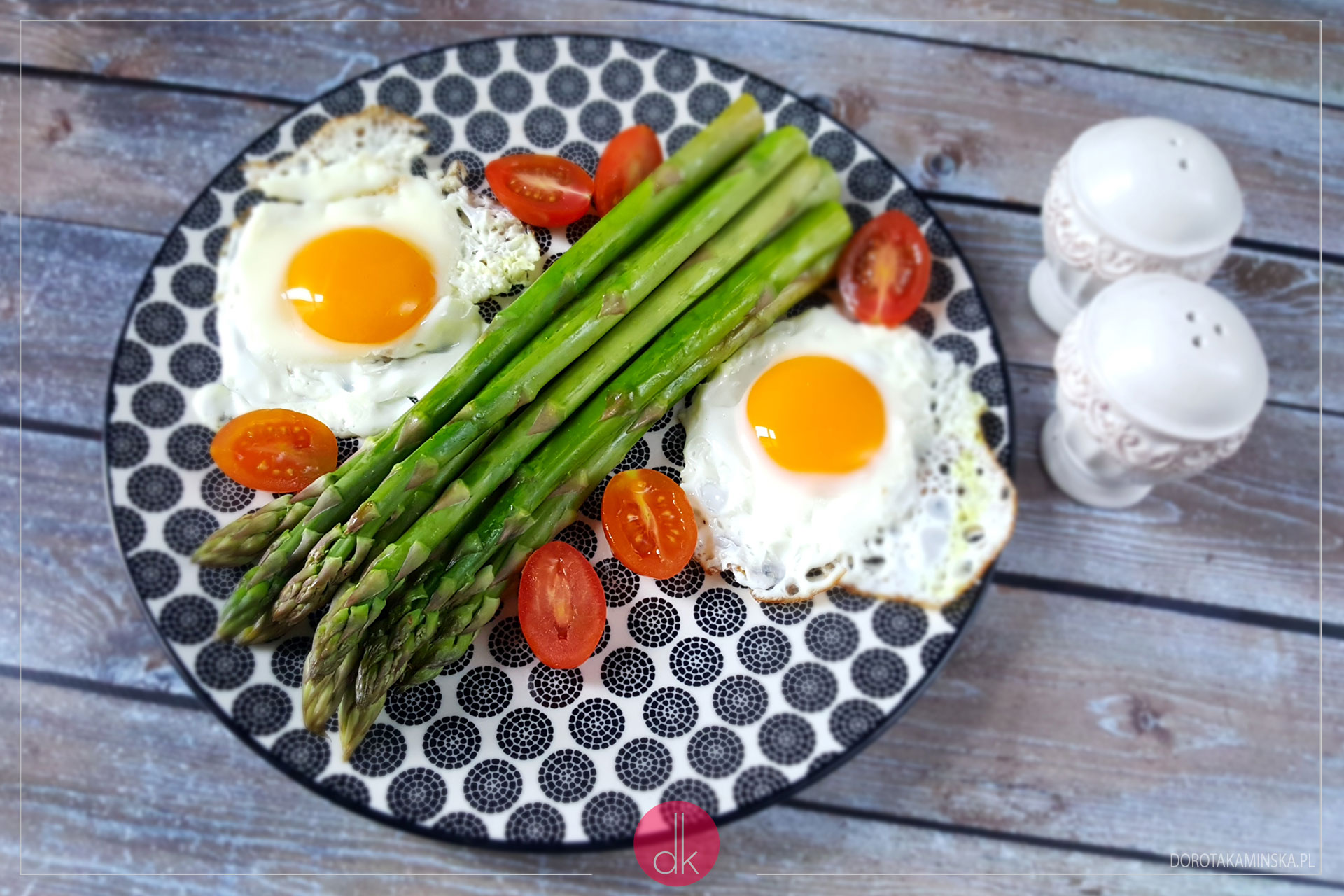 Szparagi z jajkiem sadzonym przepis | Dorota Kamińska
